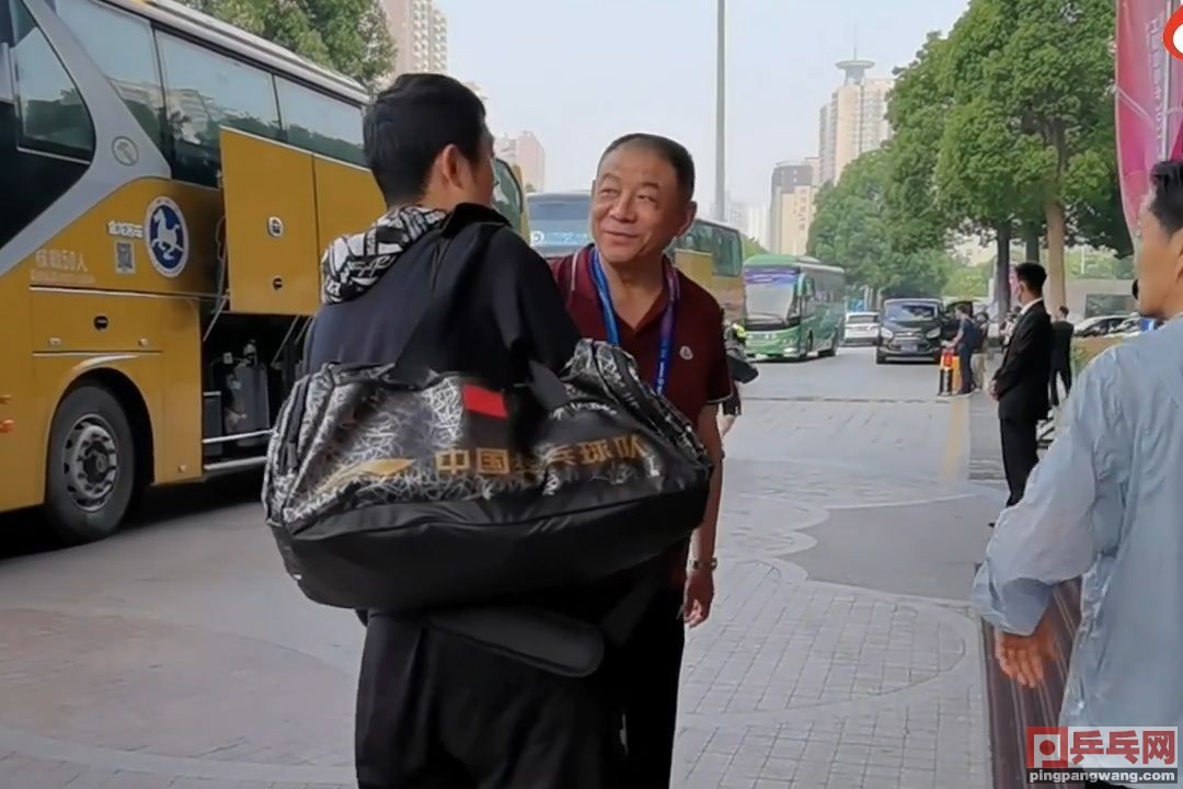 Xu Xin was injured and walked out of the hotel with high feet and low ...