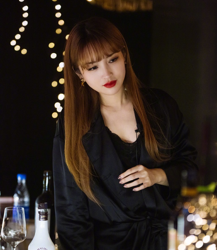 Jin Sha sang "The Myth of Stars and Moons" in Hanfu, returning to Lu Su ...