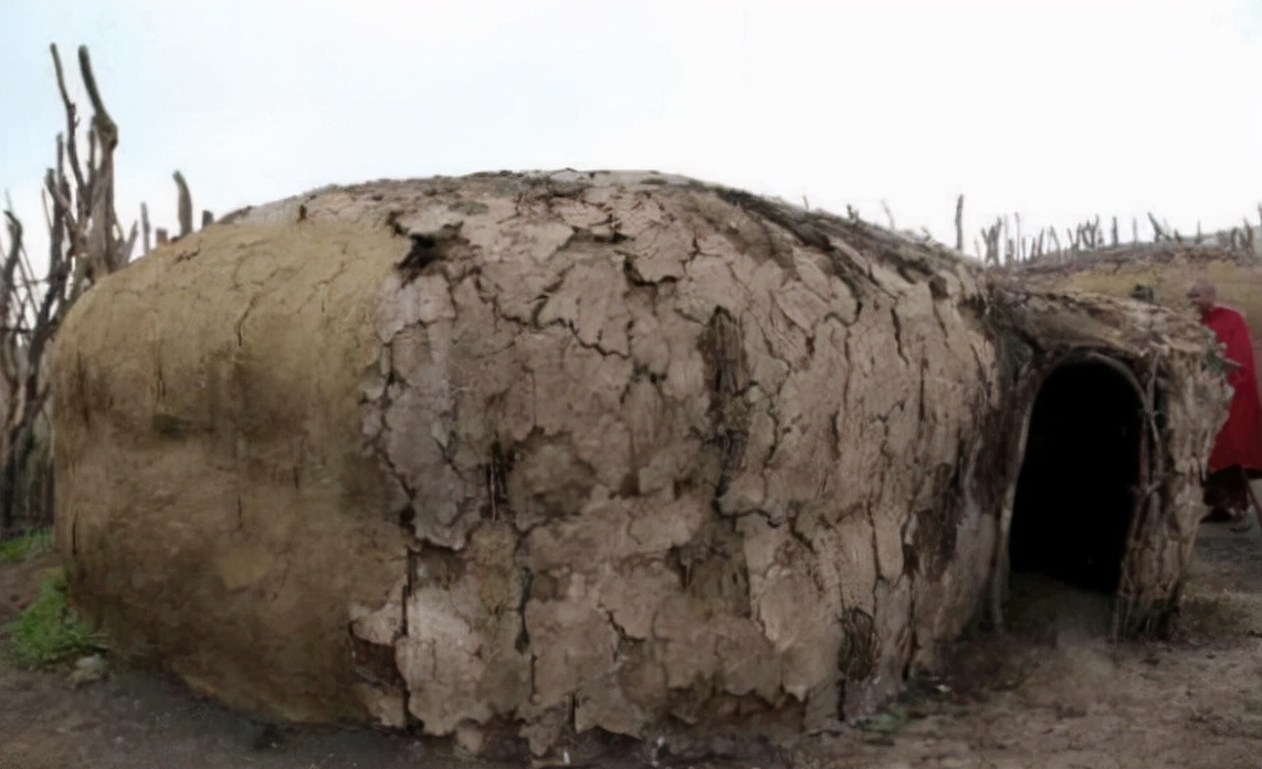 Two rooms and one living room made of cow dung, warm in winter and cool ...