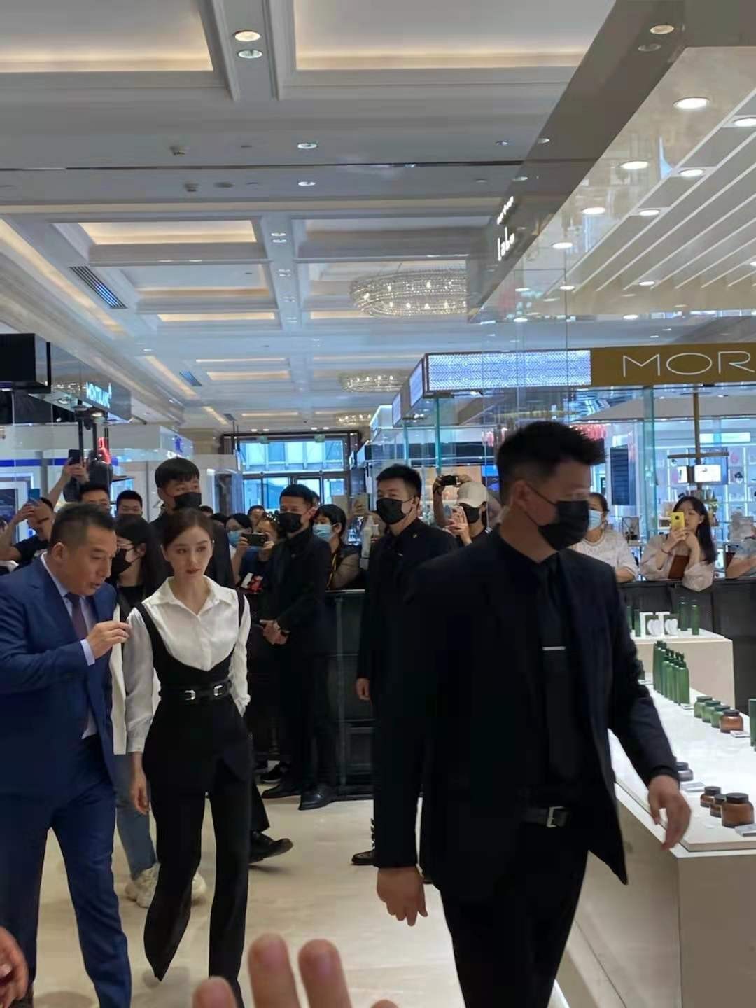 Liu Shishi elevator photo became famous scene!Wearing a tight-fitting ...