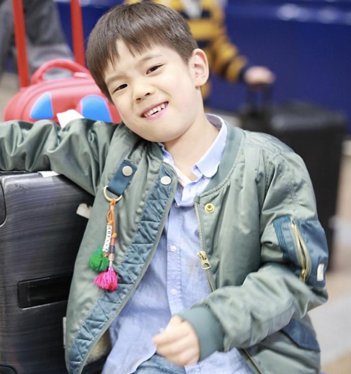 Du Jiang showed up at the airport with a hmm: in simple clothes like ...