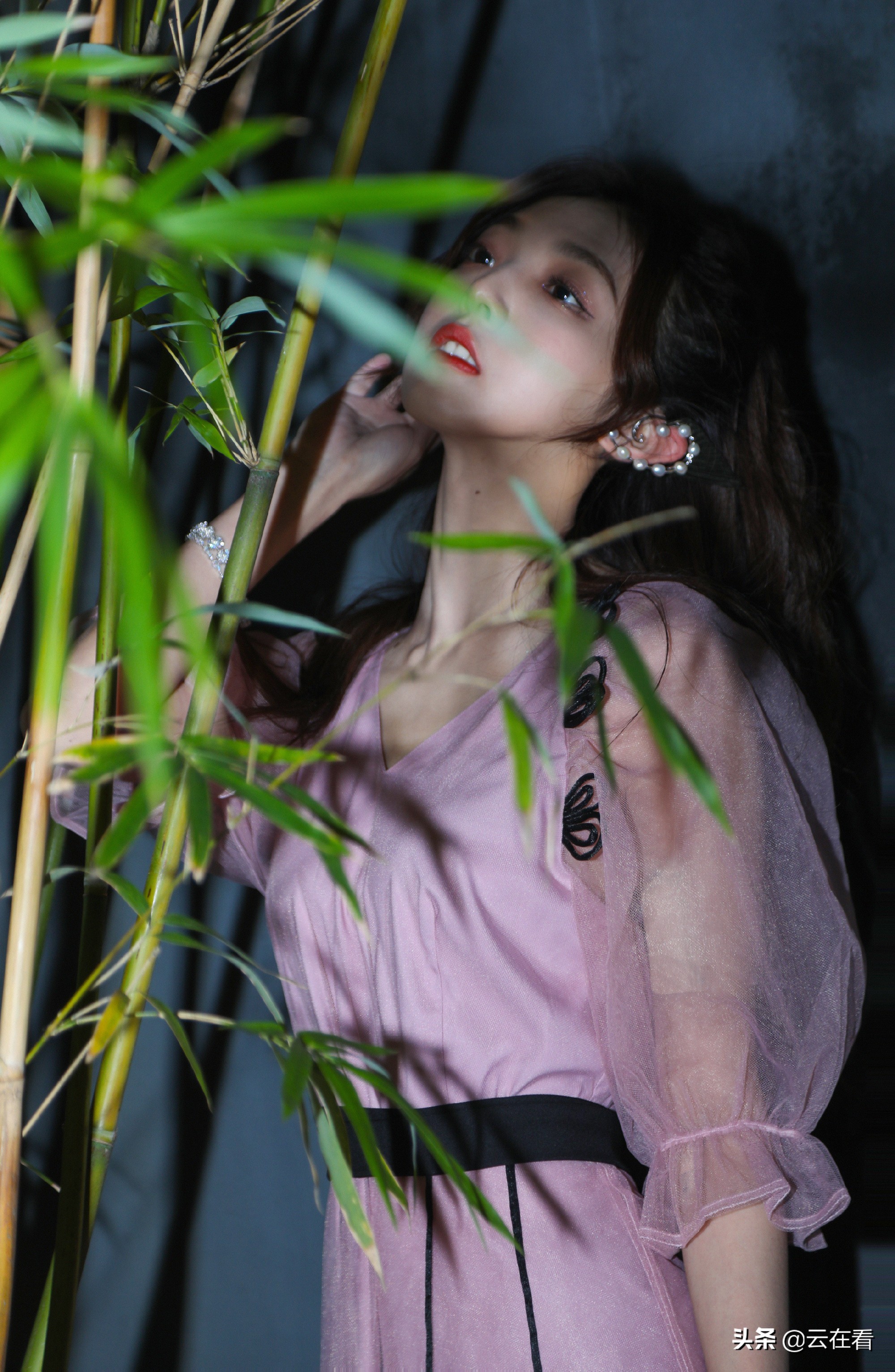 Beautiful singer Qiang Dongyue's charming photo appreciation, more and ...