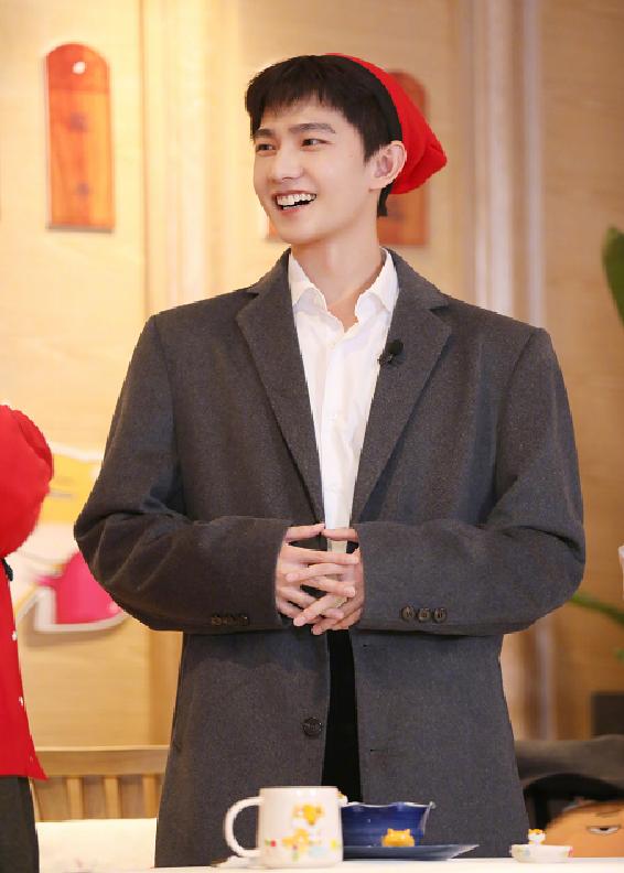 Yang Yang cooks stewed chicken. After tasting his own dishes, he has a ...