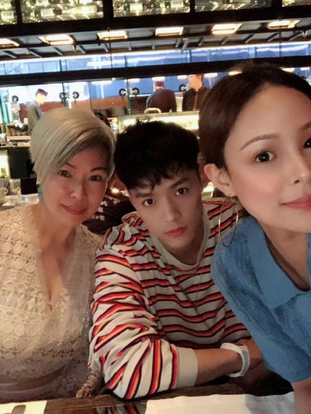 Dong Youlin was exposed to a new relationship, the studio took a photo with his sister to refute ...