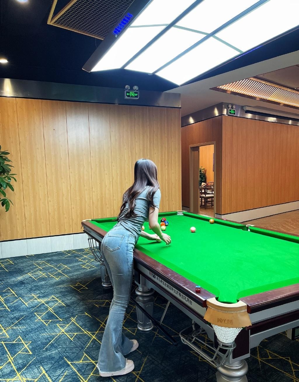 Wang Zhongyao deserves to be the "most beautiful referee", wearing a cheongsam shows a tight ...