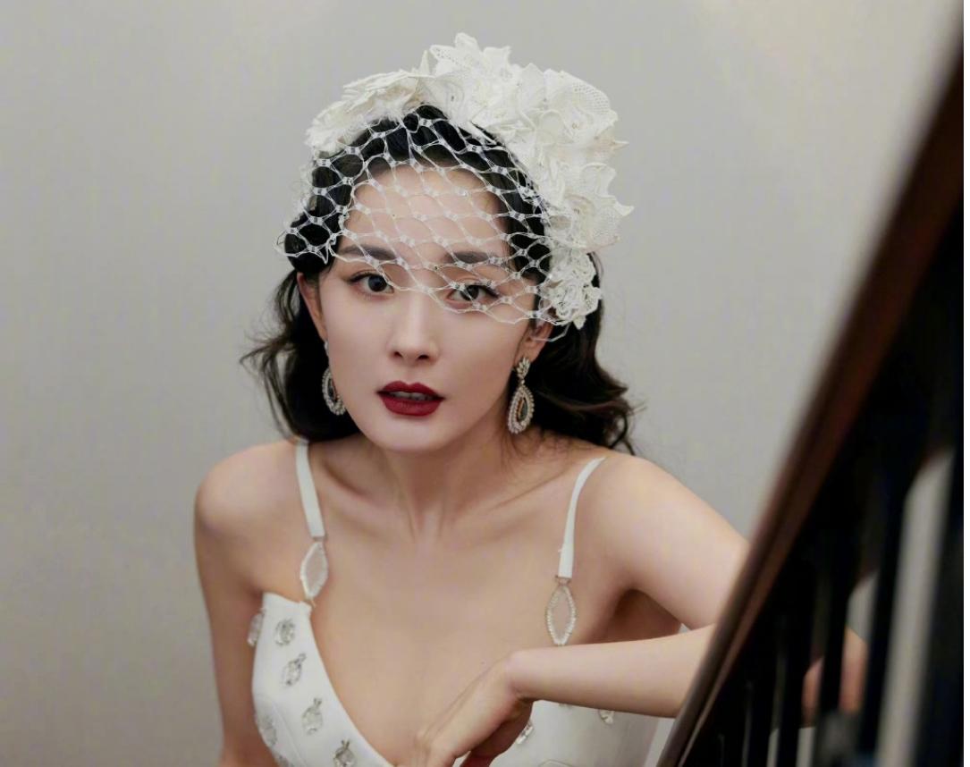 The naughty ghost Yang Mi is online!While Song Qian was taking pictures, she secretly gave her ...