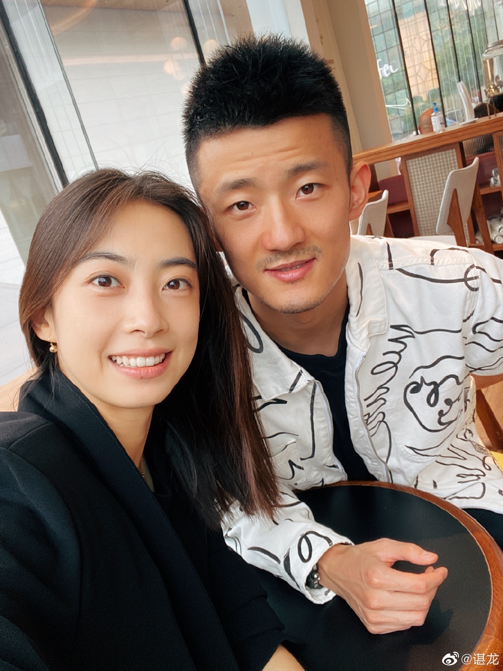 Warm!Olympic champion Chen Long shows a family portrait of three ...