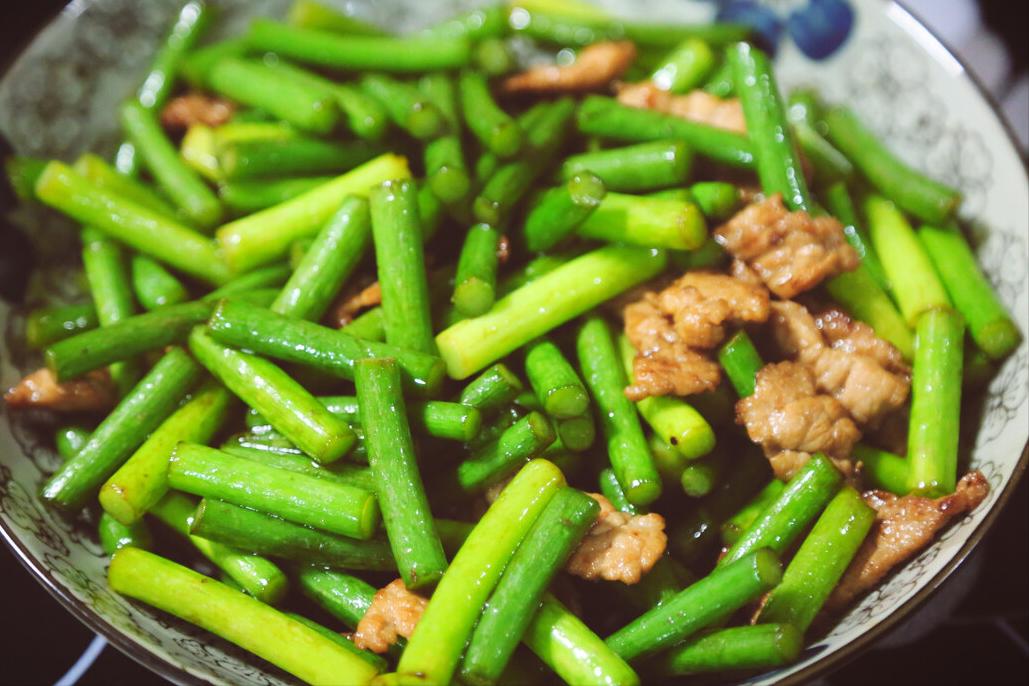 Stir-fry the garlic moss directly in the pot. If you want the garlic ...
