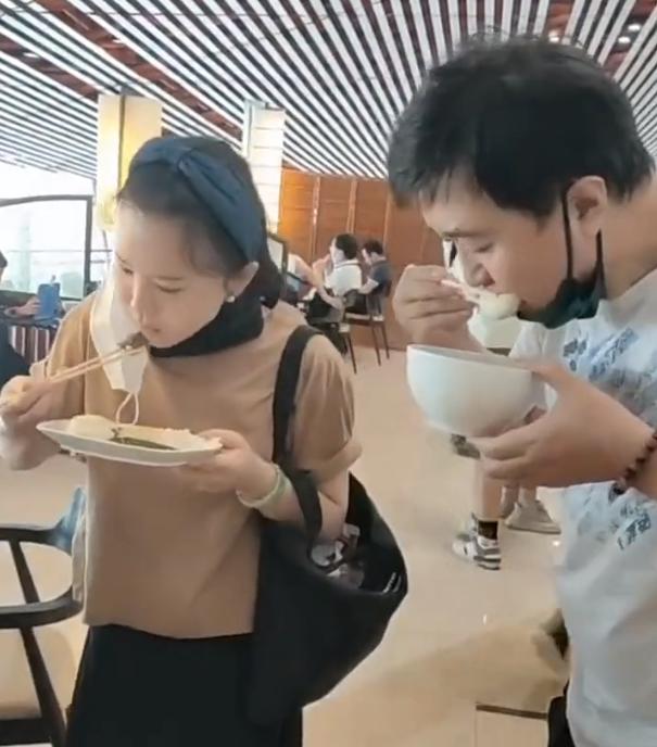 55-year-old Fu Disheng is in the same frame as his wife, two years ...