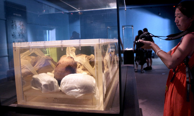 The female corpse has not decayed for a hundred years, and the coffin ...