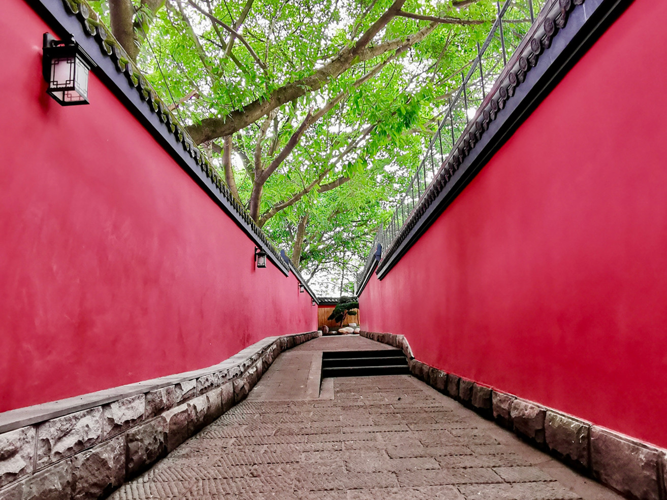 The new check-in location for the cliff line trail in Chongqing Banshan: "The Red Wall of the ...
