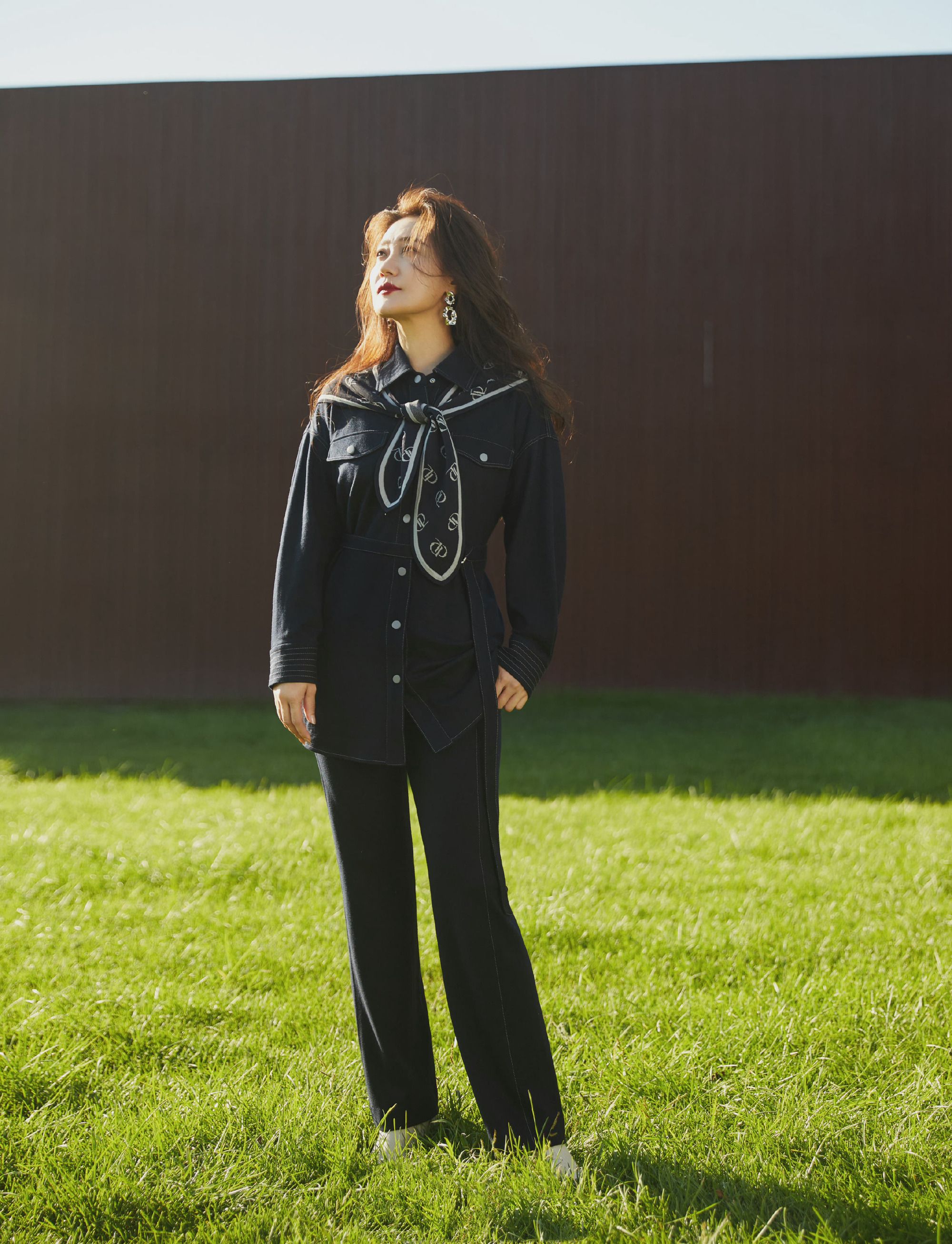 Tan Jing cross-border to sing the theme song to the game, the leather ...