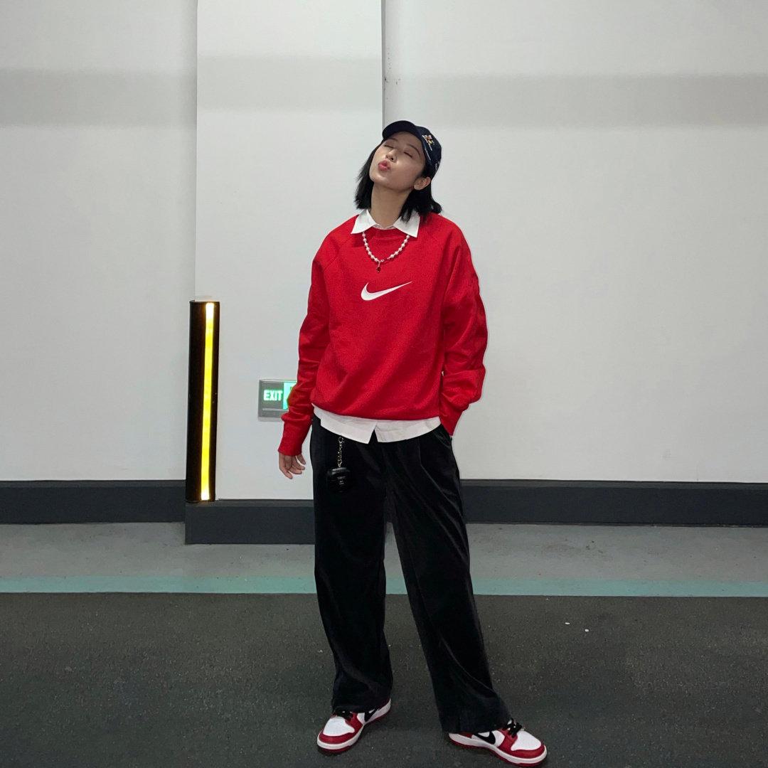 Zhou Yutong's daily private clothes update, red sweater with shirt ...