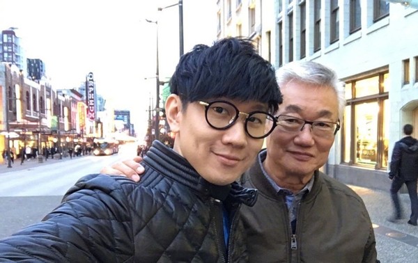 JJ Lin posted a photo with his father on Weibo, with the text: My ...