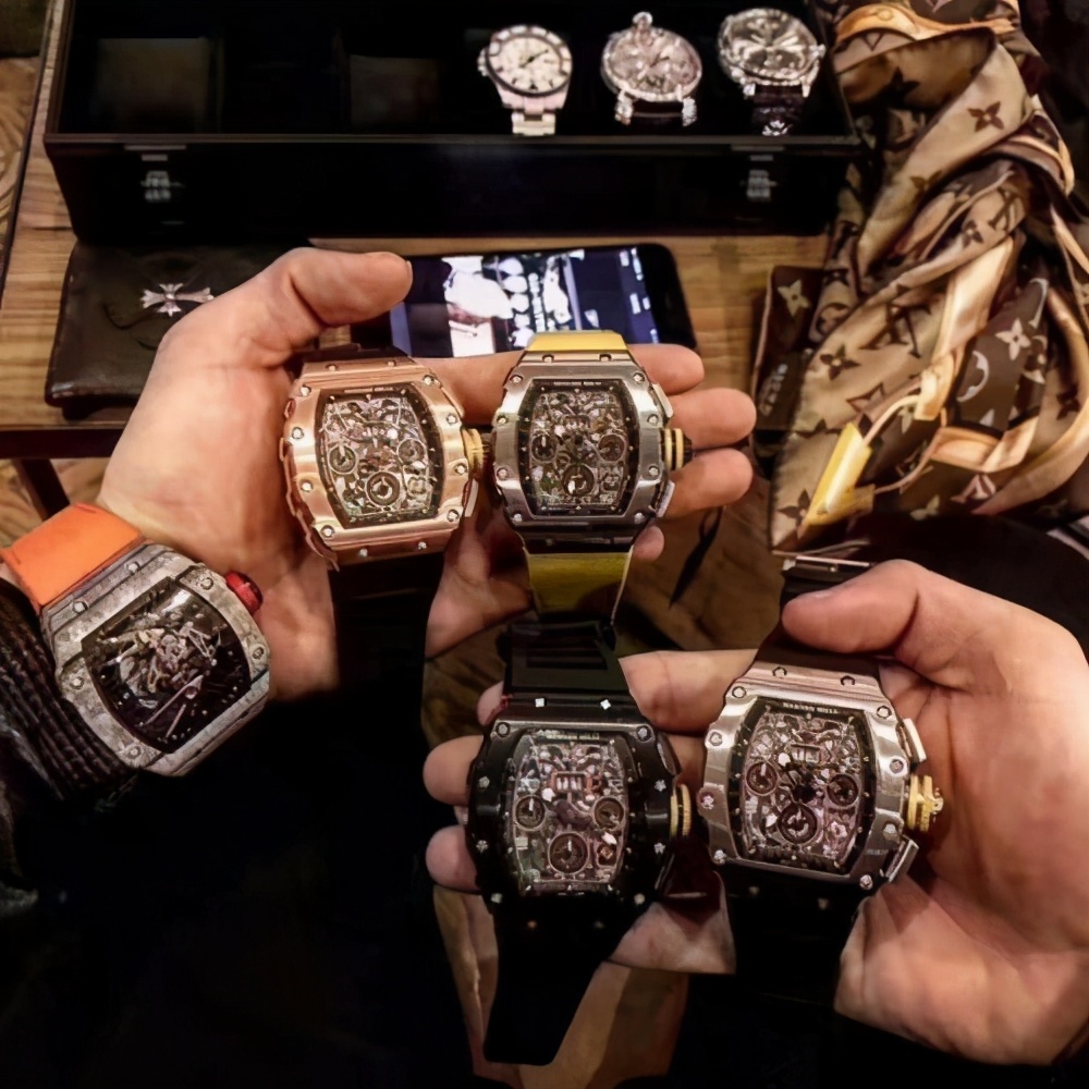 Is there a chain of contempt for the bezel?Teach you to wear a watch ...