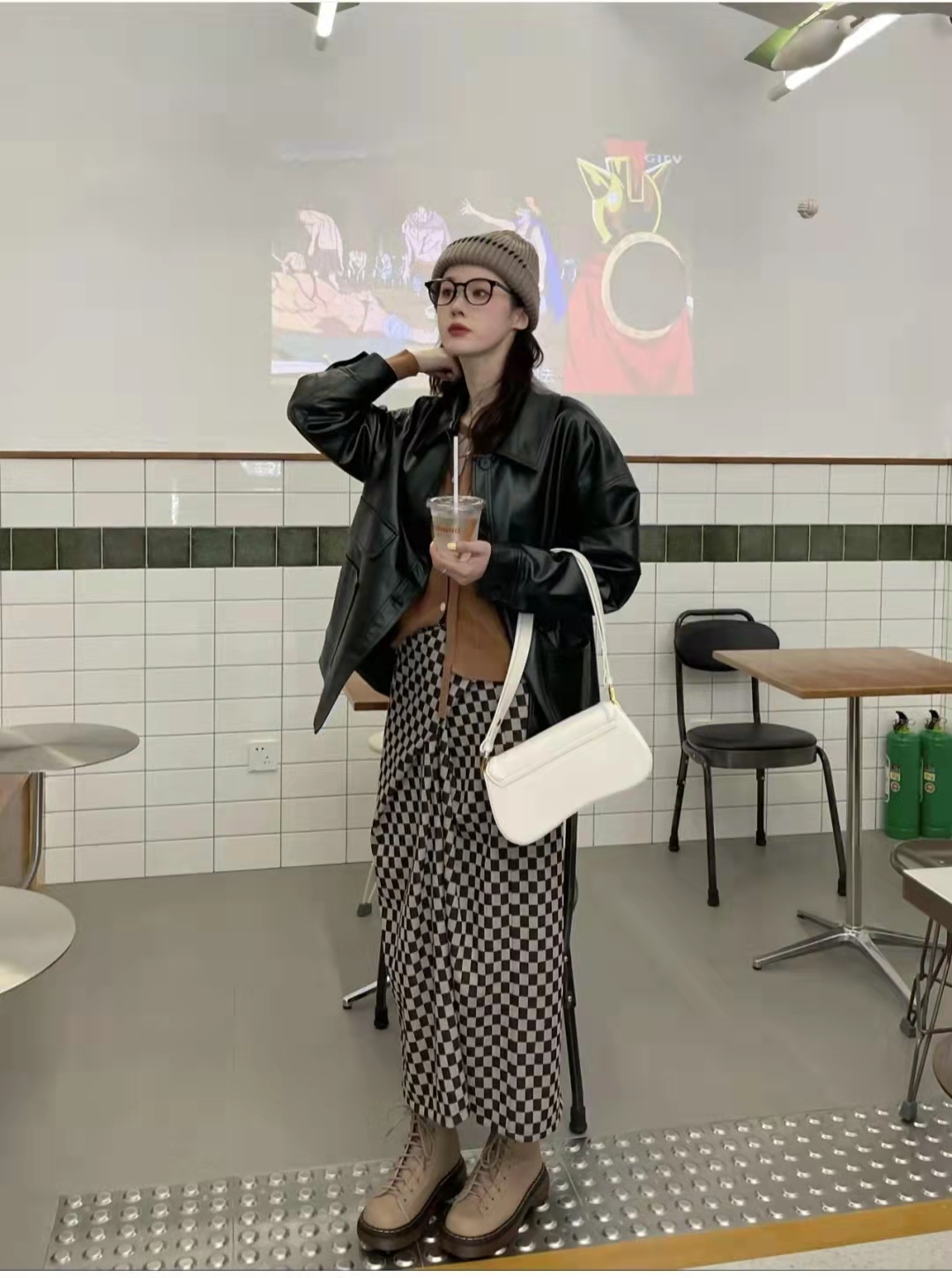 How to match black leather jackets to look good - iNEWS