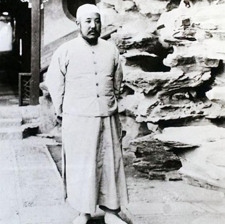 In 1950, Ma Hongkui brought 7 tons of gold to the United States. In his ...