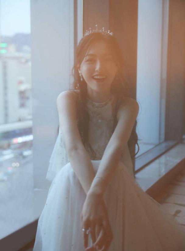 38-year-old Tang Yan has a recent photo, fair-skinned on a float, and ...