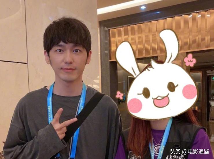 The male celebrity show backstage takes selfies with passersby, Zhou ...