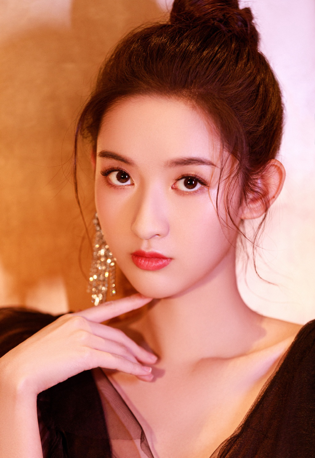 Wang Yuwen sexy black dress photo - iMedia