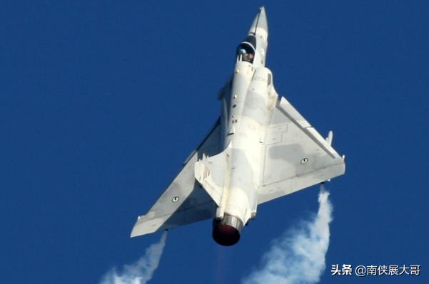 Why do fighter jets often roll during air combat? - iMedia