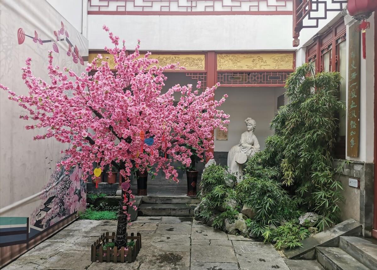 Li Xiangjun's blood splattered the poem fan, and his friend drew a ...