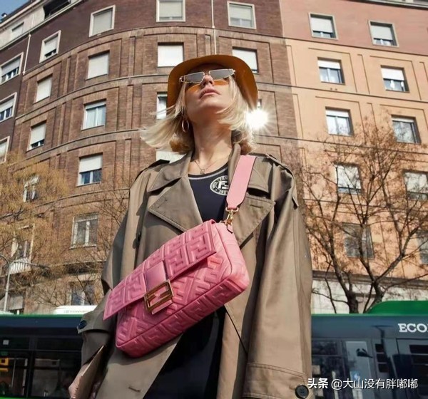 Backpacks are outdated long ago! "Baguette bag" is popular now ...