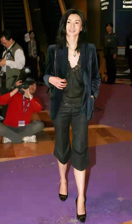 Zhang Manyu really understands fashion! Velvet suitcase pair of pair of ...