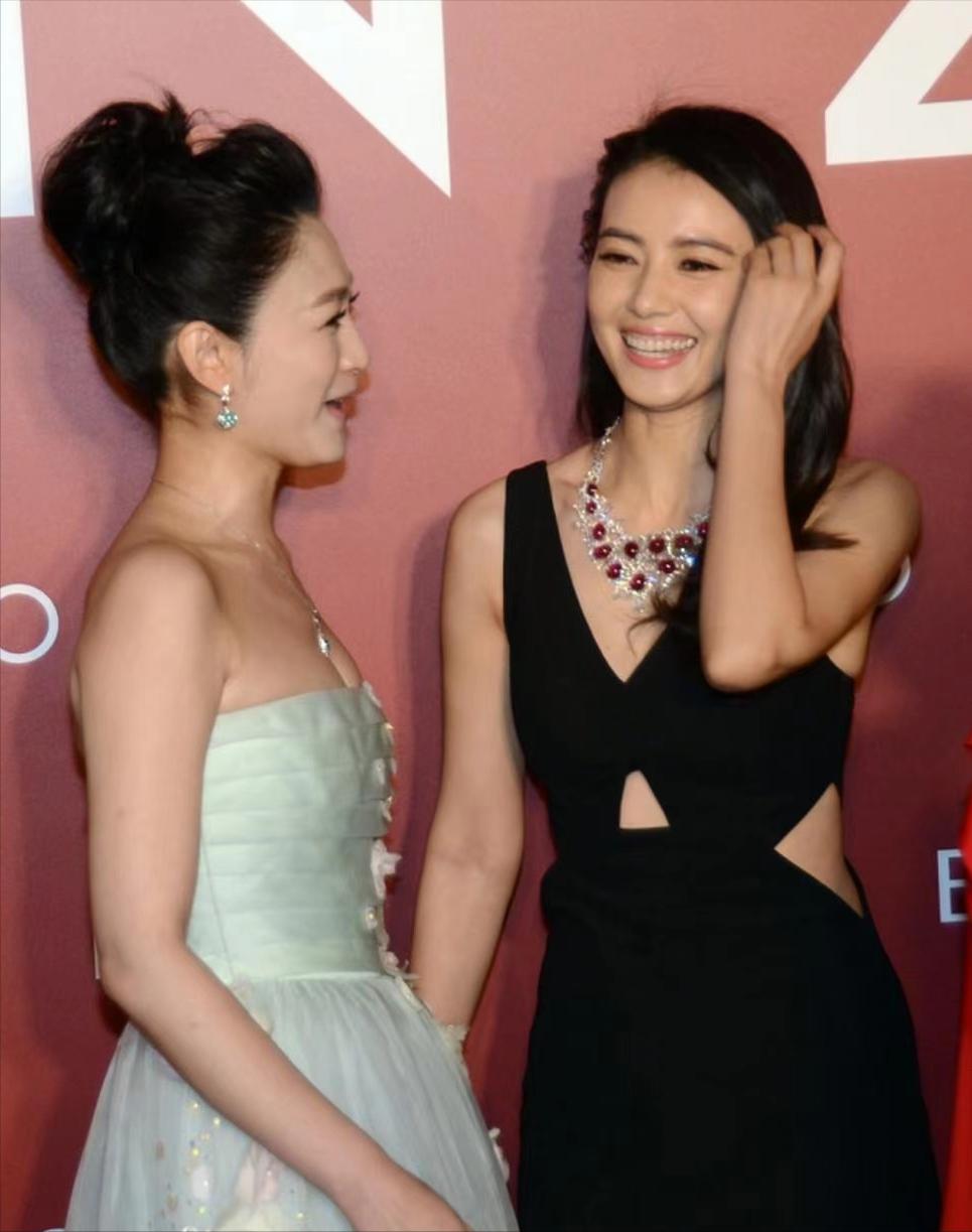 Gao Yuanyuan's temperament is really superb, so many "holes" in the skirt are not tacky, and he ...