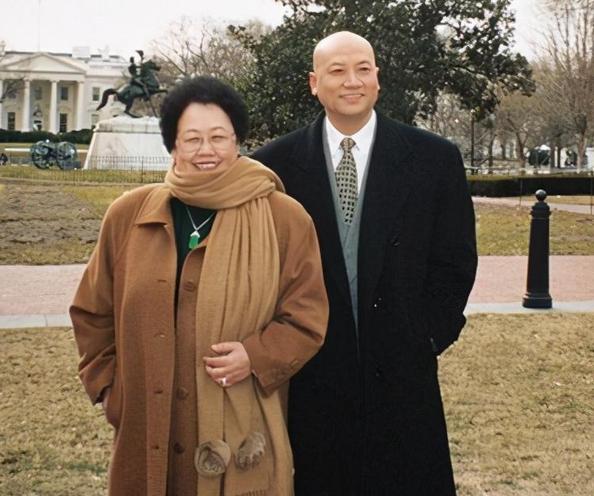 68-year-old Chi Zhongrui brought goods overturned, and netizens laughed ...