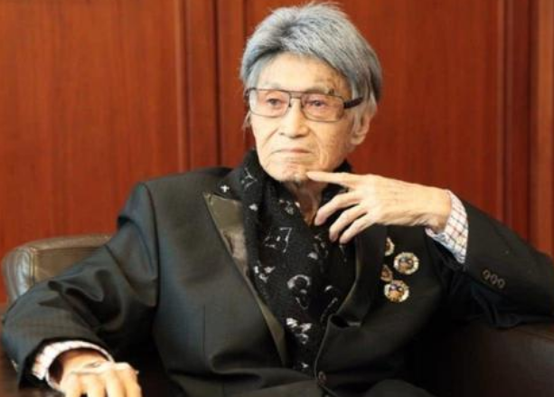 The famous host Fu Daren: He drank the poison in the laughter of his family and died lying in ...