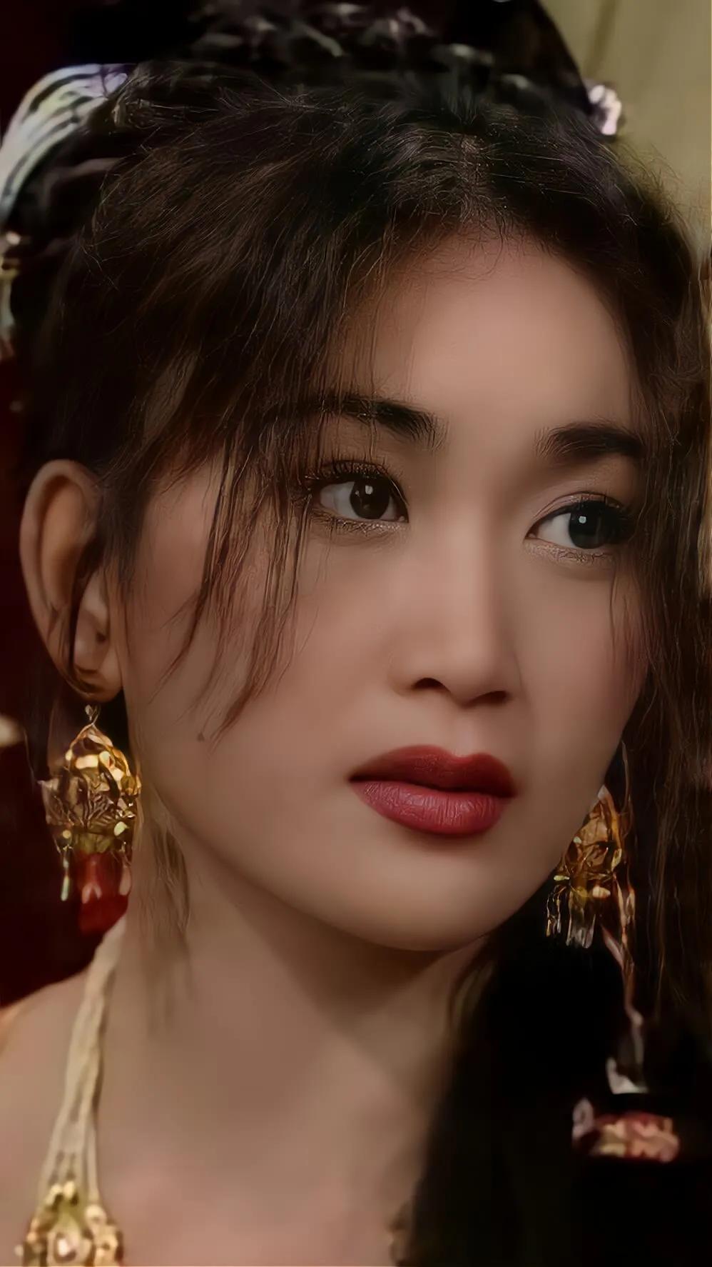 Hong Kong Acting Goddess Wen Bixia Looks Against The Sky Imedia