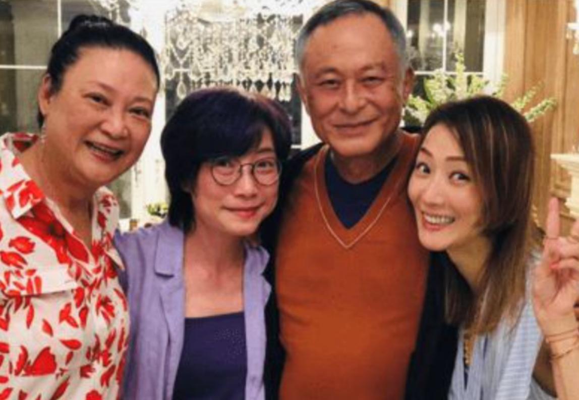 Sammi Cheng took a photo with Gu Tianle, Gu Tianle's face was blush ...