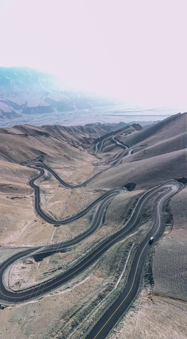 Xinjiang Panlong Highway, the scenery is so beautiful, like a winding ...