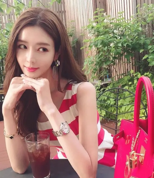 Korean fitness goddess Huarong Yuemei devil figure, trendy prints match ...