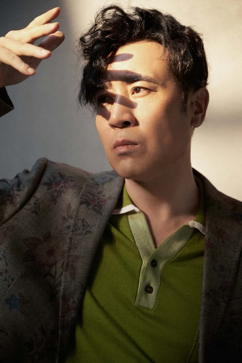 Yu Hewei and the three women behind him - iNEWS