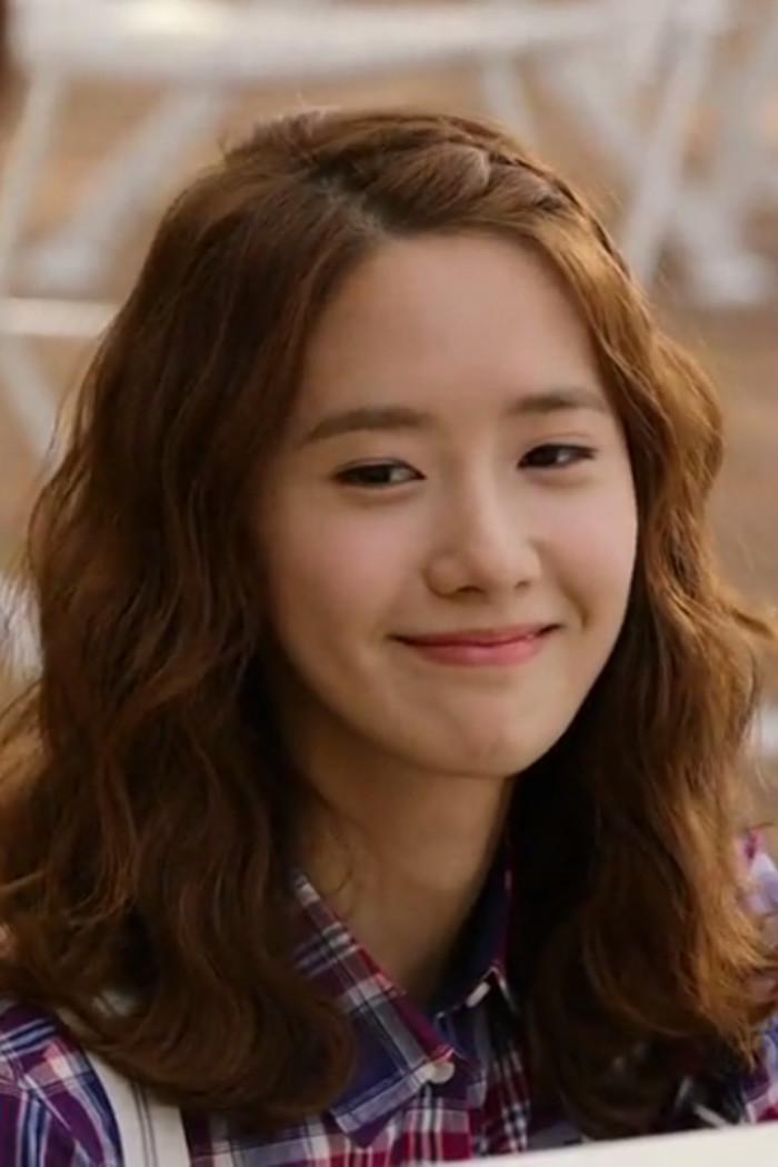 Lin Miaoke is gathering with classmates. She wears home clothes and has ...