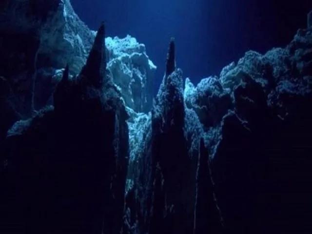 The mysterious "bottomless pit" in the Mediterranean is said to swallow ...