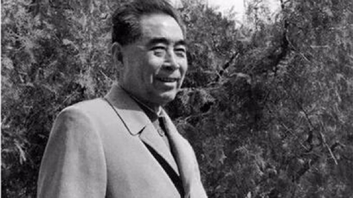 After the American reporter shook hands with Premier Zhou, he ...