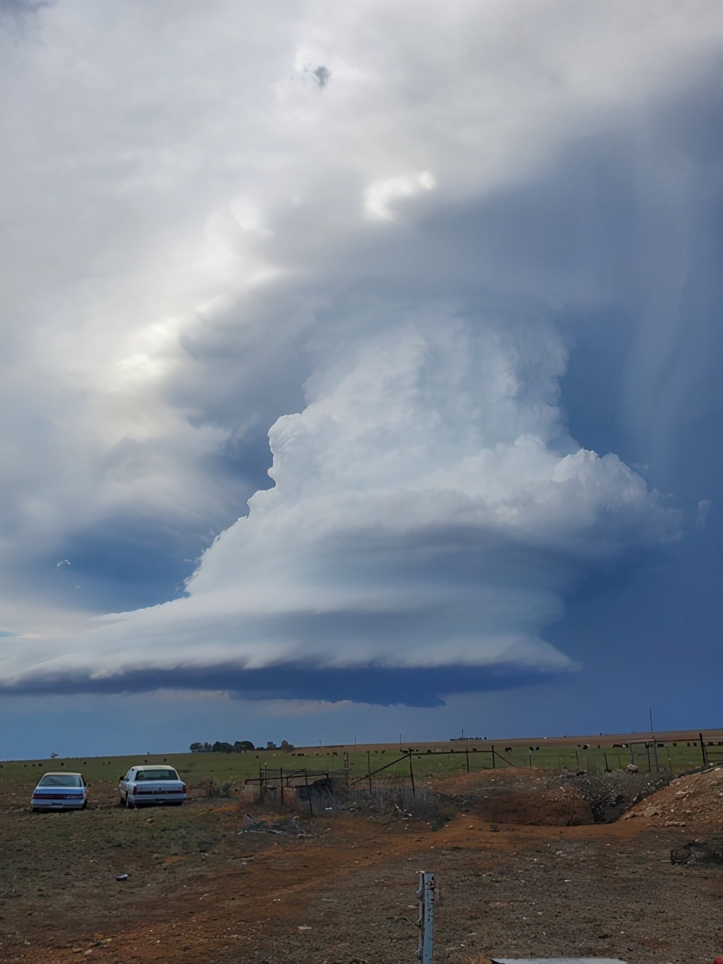 The cloud photographed by a Texas woman is beautiful and violent. Are ...