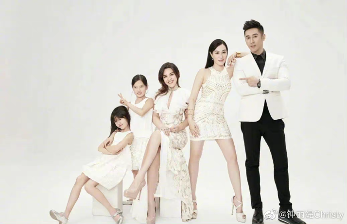 50-year-old Zhong Liti and her husband had a kiss at the airport, wearing tights and thick ...