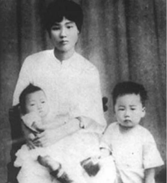 In 90 years, the statue of Yang Kaihui was in the cemetery of martyrs ...