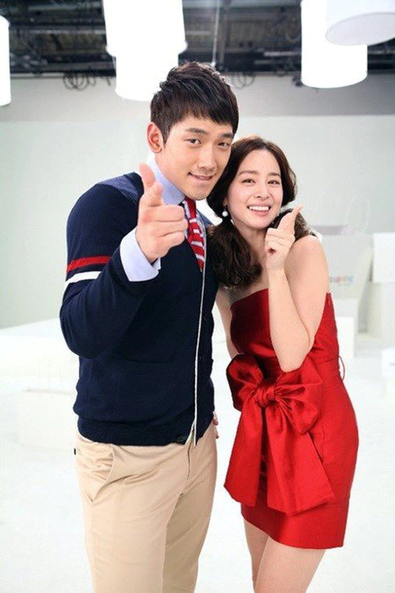Rain and his wife Kim Tae Hee were walking hand in hand and were met by ...