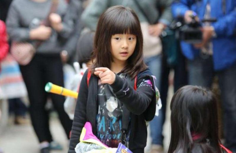 Huang Lei's 15-year-old daughter has grown up!Shui Ling's long legs are ...