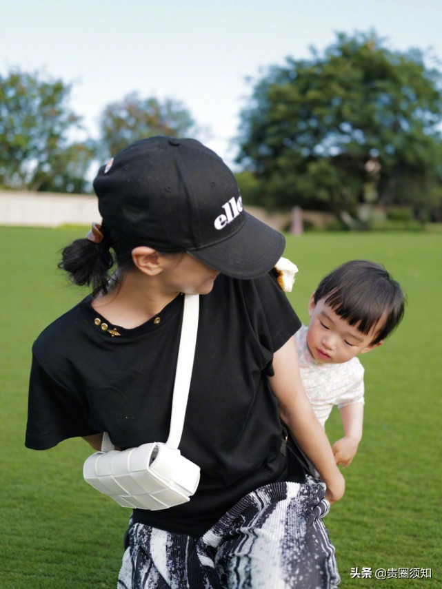 He Wenna's photos of playing with her daughter are full of maternal ...