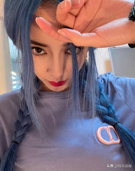 Angelababy takes selfies with blue hair and stunned faces, with double ...