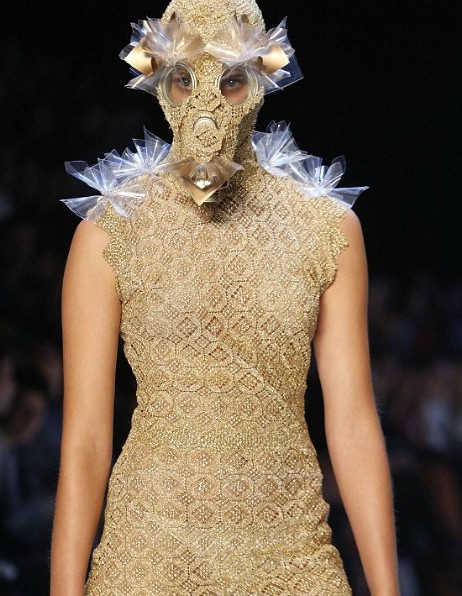These are crazy fashion looks at the fashion show - iNEWS