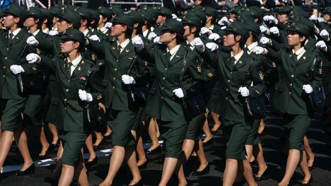 During the Japanese military parade, female soldiers always carry a ...