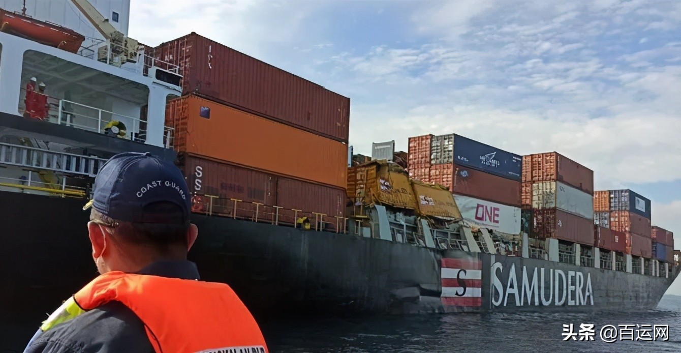 Several containers are damaged!A container ship collided with a bulk ...