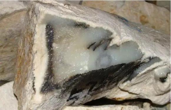 What Is The Structure Of Hetian Jade And What Are The General Characteristics Of The Structure what-is-the-structure-of-hetian-jade-and-what-are-the-general-characteristics-of-the-structure
